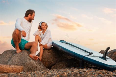 Vacaciones De Verano Padre E Hija Sentados En La Playa Cerca De La