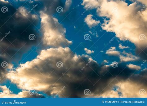 Ciel Dramatique Color Avec Le Nuage Au Coucher Du Soleil Image Stock