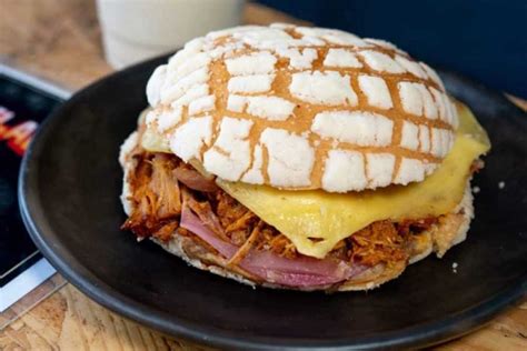 Conchas rellenas de cochinita pibil Así es La Conchinflada en CDMX