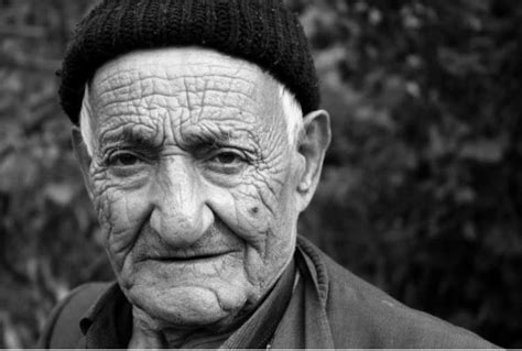 Rüyada yaşlı adam görmek ne anlama gelir Rüyada yaşlı adama yardım