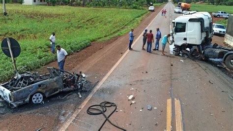 Motorista morre carbonizado após colidir contra carreta na BR 163