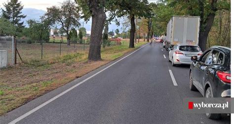 Śmiertelny wypadek na DK25 Zderzyły się trzy auta bmw uderzyło w drzewo