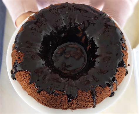 Bolo de chocolate vegano fofinho e sem glúten