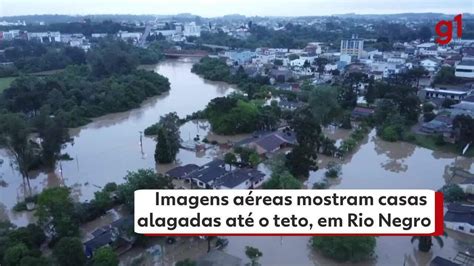 Vídeo Imagens aéreas mostram casas alagadas até o teto em Rio Negro