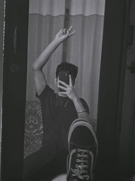 Aesthetic Mirror Photography Poses For Men Face Aesthetic Mirror