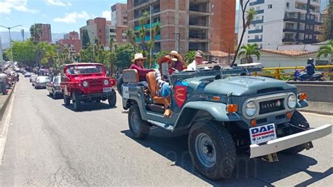VIDEO Feria de las Flores así arrancó el Desfile de Autos Clásicos y