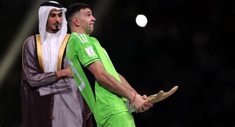 El guante de oro el Dibu Martínez tras salir Campeón del Mundo Era