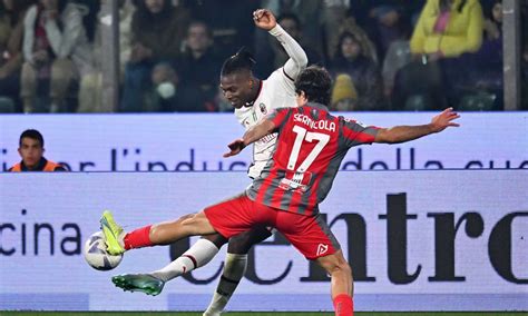 Dalla Spagna Il Barcellona Propone Uno Scambio Per Leao Mercato