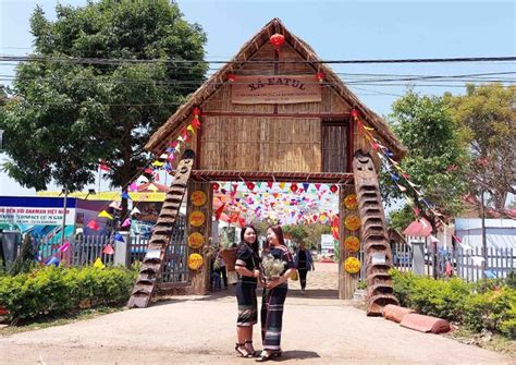 Buôn làng vào hội thiếu nữ Ê đê yêu kiều trong trang phục truyền thống