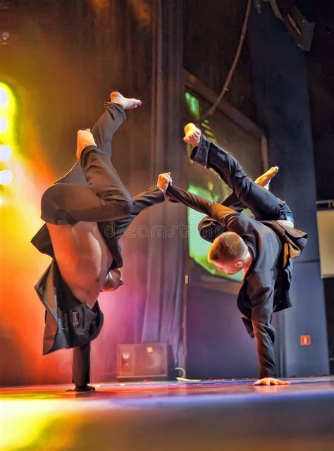 Teatro De Danza Contemporáneo En La Escena Foto editorial Imagen de