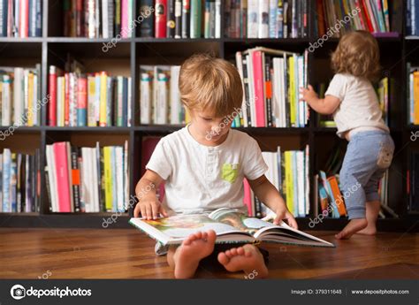 Niños Leyendo En La Biblioteca