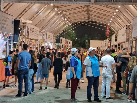 Festa do Caqui Atrações musicais agitam fim de semana no parque