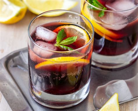 Calimocho el cóctel con vino tinto y refresco de cola que tienes que
