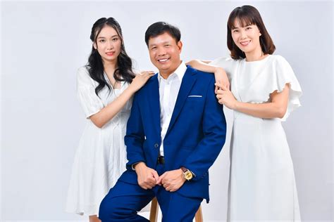 35 cách tạo dáng chụp ảnh gia đình 3 người đẹp nhất HThao Studio