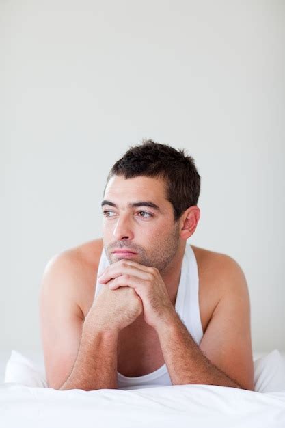 Hombre Atractivo Acostado En La Cama Foto Premium