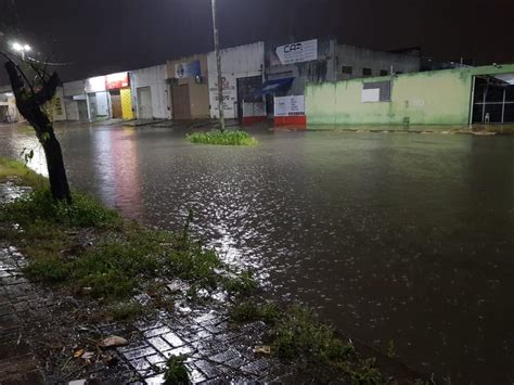 Chuva forte alaga ruas e derruba árvore em Fortaleza NOTÍCIAS DE