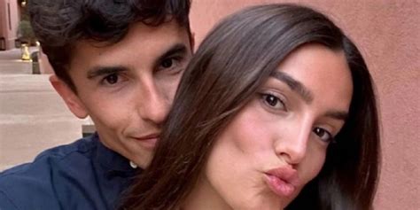 Marc Márquez y Gemma Pinto comiéndose a besos De Marrakech a un lugar