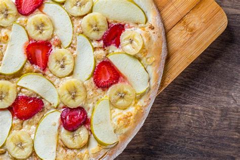 Pizza Dulce Con El Queso De La Mozzarella Manzana Pl Tano Fresas
