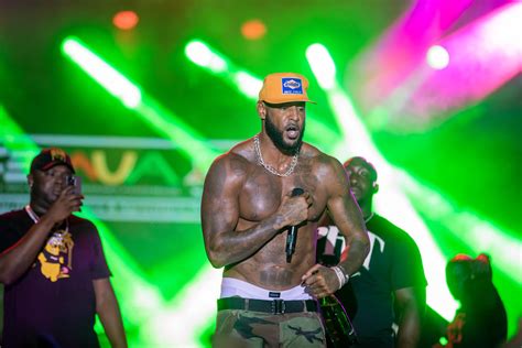 Booba surprend le public en rendant hommage à Kaaris lors de son