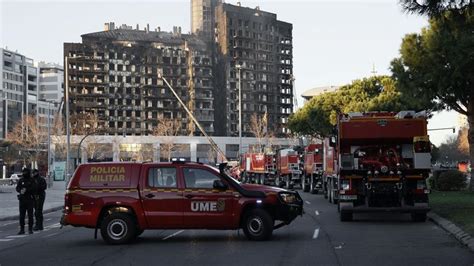 Un material inflamable que cubría la fachada del edificio fue uno de