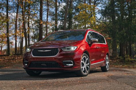 Chrysler Pacifica Vs Toyota Sienna Compare Minivans