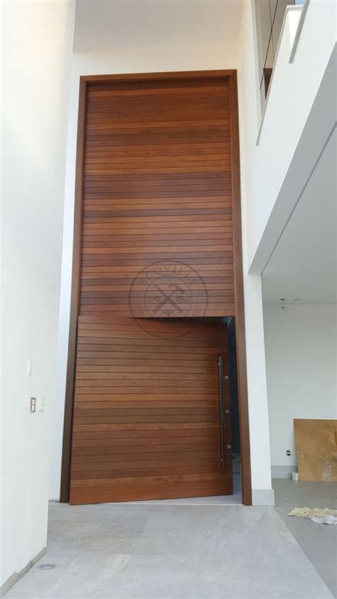 Porta Pivotante Estrutura De A O No Interior Bandeira Superior