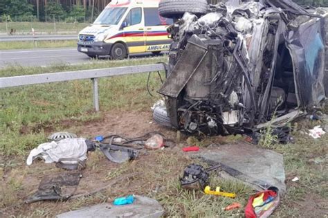 Wypadek na S17 bus przewożący dziesięć osób uderzył w tył ciężarówki i