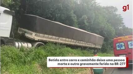 Batida entre carro e caminhão deixa uma pessoa morta e outra gravemente