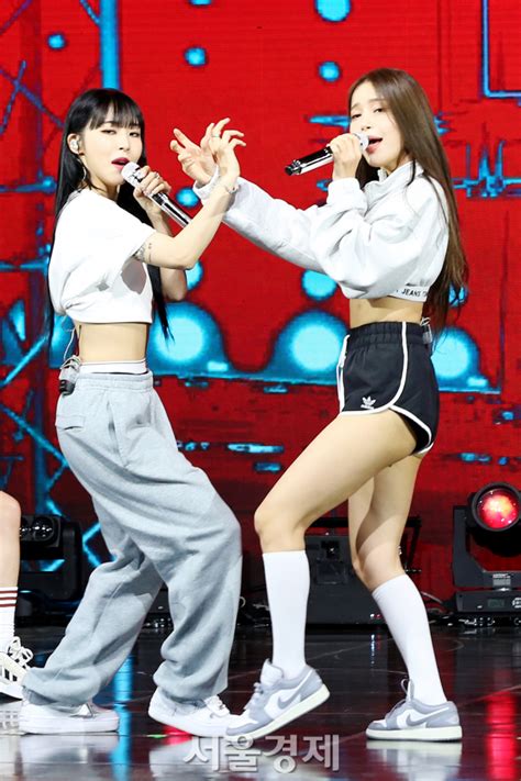 마마무 문별솔라 해와 달의 만남 SE포토 네이트 뉴스