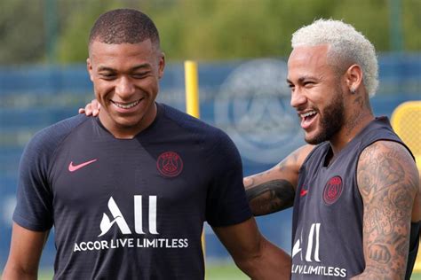 Diisukan Hengkang Neymar Ikut Dalam Tur Pramusim PSG Vivagoal