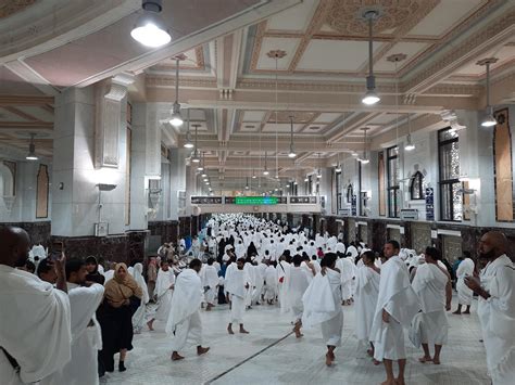 mekka saoedi arabië mei 2022 pelgrims lopen tussen de heuvels van