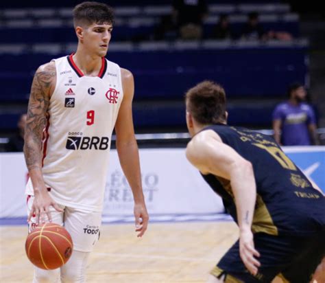 Cestinha Jaú brilha duplo duplo e FlaBasquete vence Brasília