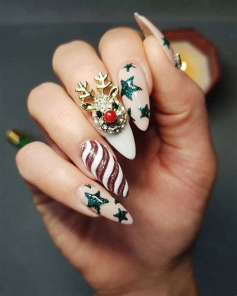 Descubre cuáles son los mejores diseños de uñas navideñas este año