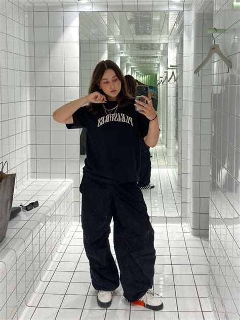 Pin By Nvdiv Veapi On Baggy Style Black Sweatpants Outfit Baggy
