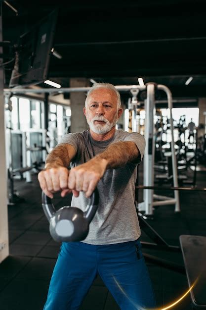 Hombre Mayor Haciendo Ejercicio En El Gimnasio Foto Premium