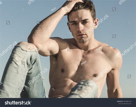 Sexy topless hübsches männliches Modell das gegen Stockfoto 1902982120