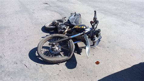 Na mesma tarde dois acidentes entre carro e moto deixam três pessoas