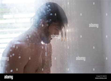 Man in shower Banque de photographies et dimages à haute résolution