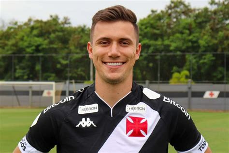 Vasco anuncia contratação do lateral Lucas Piton do Corinthians