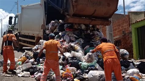 Caminhão de coleta de lixo não consegue subir ladeira e precisa ser