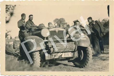 FOTO WK 2 Soldaten Wehrmacht Uniform Fahrzeug Kennung Ostfront Polen A1