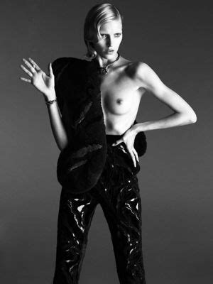Linda Kozlowski Topless