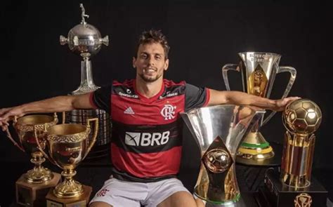 Rodrigo Caio faz aniversário e recebe felicitações do Flamengo