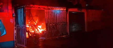 Voraz Incendio Consume Una Ferreter A En San Salvador El Blog