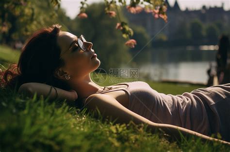 公园独自休息的女孩高清图片下载 正版图片600694263 摄图网