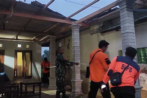 Angin Puting Beliung Terjang Rumah Warga BPBD Pamekasan Catat 40 Rumah