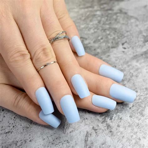 22 Ideas de uñas azules hermosas para lucir una manicura divertida