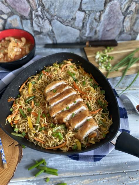 Gebackenes Hähnchen auf gebratenen Nudeln buddydinner de
