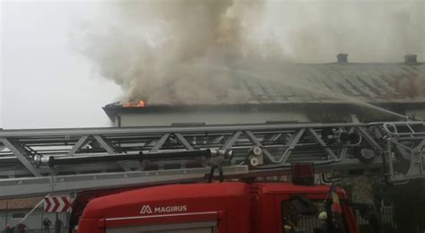 Un incendiu puternic a cuprins o școală din județul Alba Câte persoane