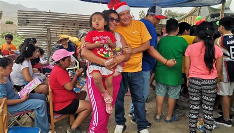 Comas alcalde Ulises Villegas celebró Navidad con los niños del río